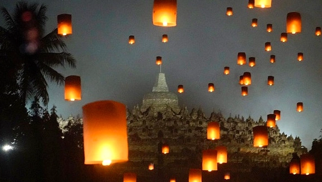 Borobudur Terangi Waisak, 2.570 Lampion Terbang di Langit | Bisik.id