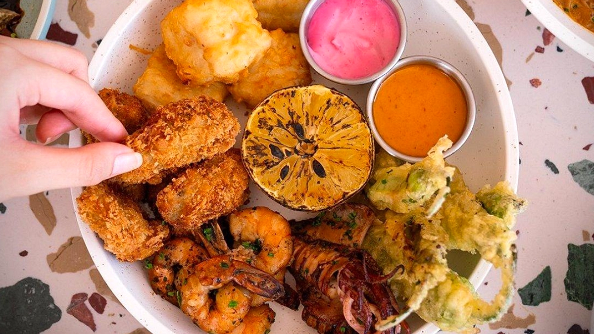 Restoran Buka, Menu Padang Cepat Habis di Singapura | Bisik.id